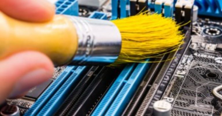 Veja 3 produtos químicos essenciais para limpar computador!